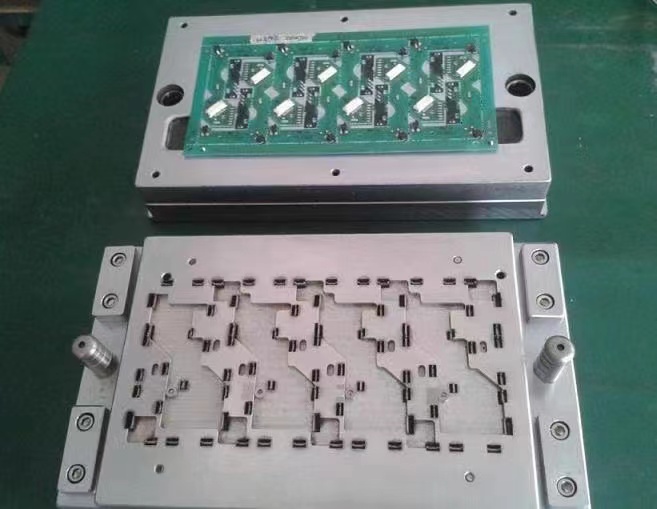 PLC Control Automatic PCB Punch Die Tooling เครื่องเจาะ PCB
